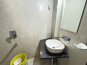 Quarto Superior | Casa de banho | Um polibã, um chuveiro fixo, toalhas fornecidas, sabão