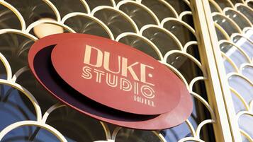 Placa do Hotel Duke Studio.
