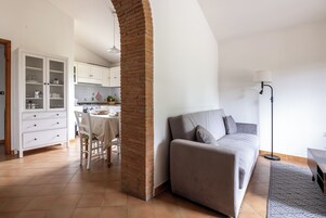 Villa, pátio, vista para o jardim | Sala de estar | Televisor de ecrã plano de 32 polegadas com canais digitais 