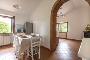 Villa, pátio, vista para o jardim | Cozinha privada | Um frigorífico, um micro-ondas, um forno, uma placa de cozinha 