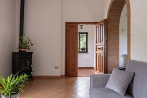 Villa, pátio, vista para o jardim | Sala de estar | Televisor de ecrã plano de 32 polegadas com canais digitais 