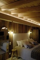 Quarto casal luxo, 1 cama King e sofá-cama | Frigobar, cofres nos quartos, cortinas blackout, quartos à prova de som