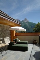 Quarto casal conforto, 1 cama King e sofá-cama, vista para a montanha | Terraço/pátio