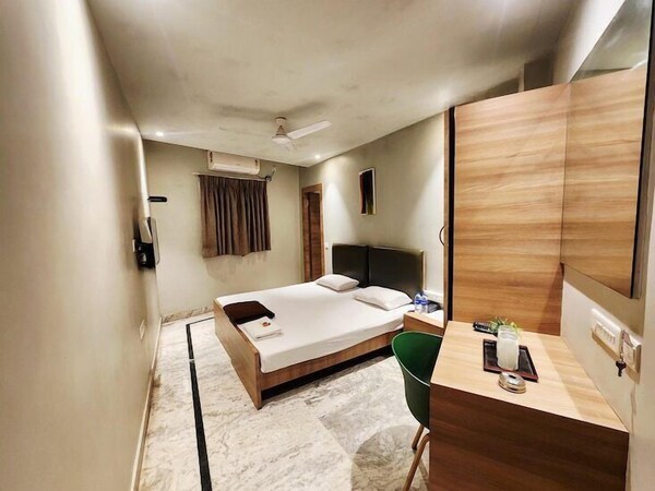 Hotel The Crest - Howrah