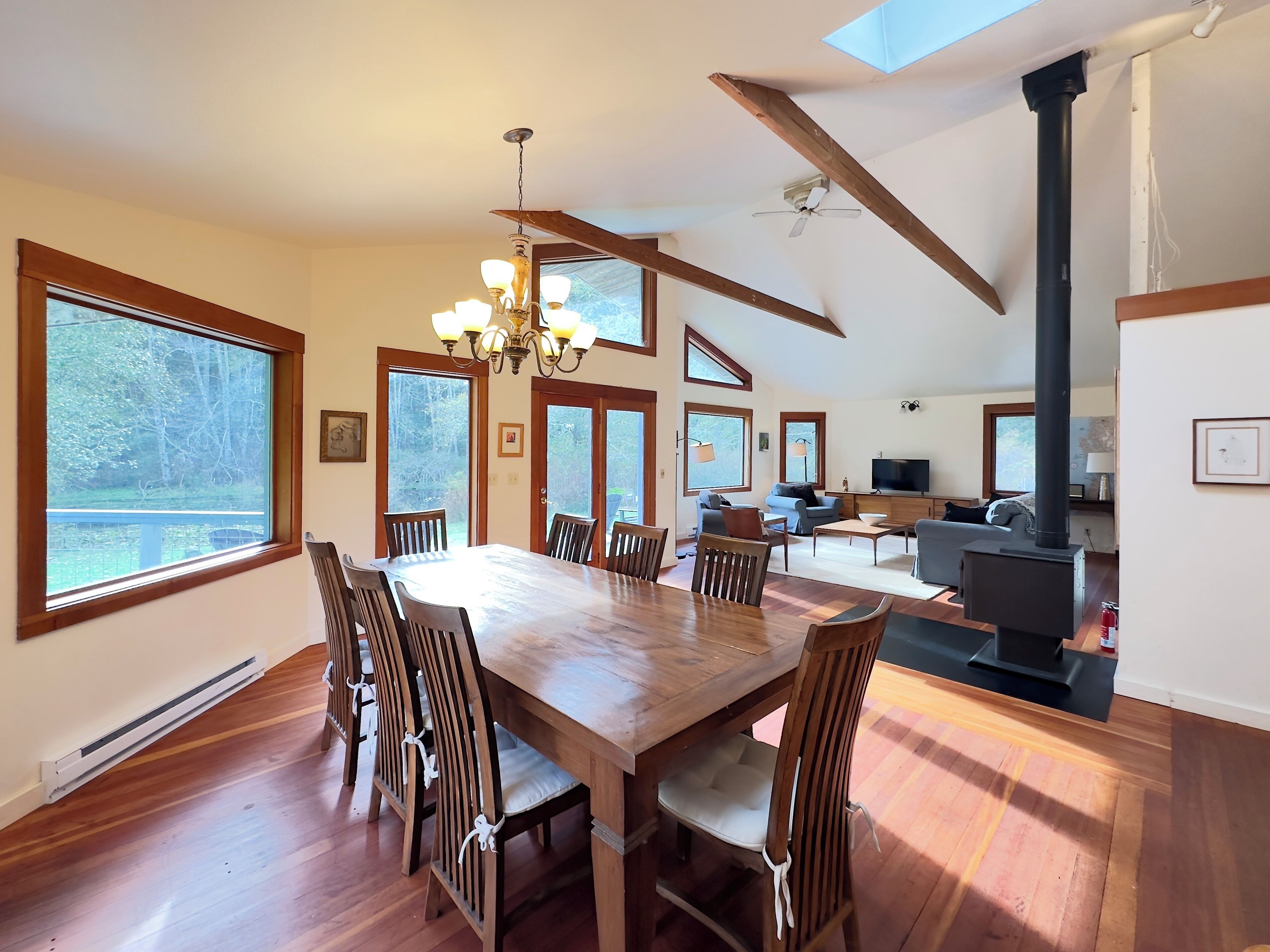 Dragonfly Pond House Is A Rustic, Spacious, Light-filled Vacation Rental Home On Orcas Island With High Ceilings Overlooking A Tranquil Pond. Clean & Comfy. Located In 7 Acres Of Forest, It's Peaceful And Secluded. Close To Town And The Ferry. - San Juan Islands, WA