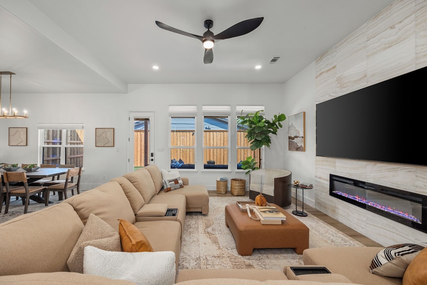 Luxury Mansion Walkable To At&t Stadium + Hot Tub - Arlington, TX