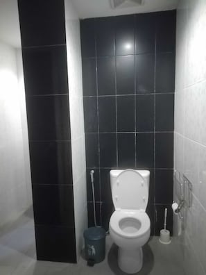 Quarto Twin Deluxe | Casa de banho | Um polibã, toalhas fornecidas
