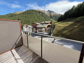 Quarto casal standard | Cofres nos quartos, escrivaninha, espaço de trabalho para notebook