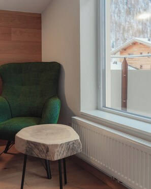 Cofres nos quartos, escrivaninha, espaço de trabalho para notebook