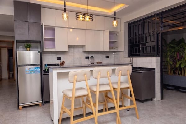 Um frigorífico, um micro-ondas, um forno, uma placa de cozinha