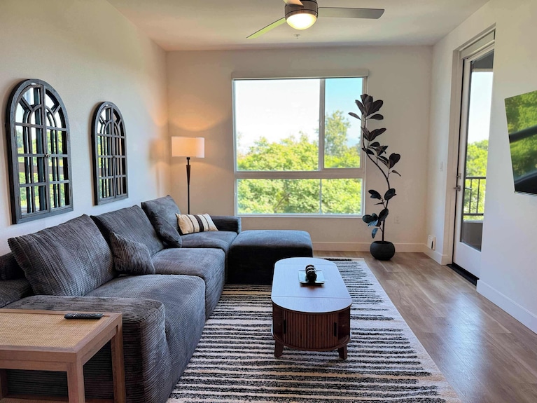 Stunning Haven W/pool,gym&parking Near Disneyland - Santa Ana, CA