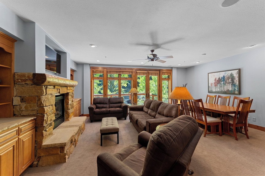 Ski-in/ski-out 3-bedroom + Bunk Room Condo W/ Slope Views & Resort Amenities - Colorado