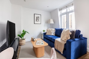 Apartamento Cidade, 1 cama de casal e sofá-cama, não fumadores, Vista para a cidade | Sala de estar | Smart TV de 40 polegadas com canais via satélite