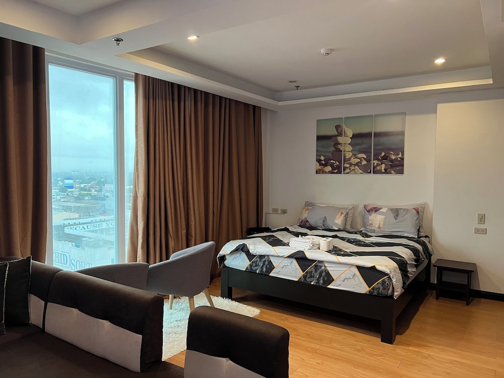 The Penthouse Hotel and Residences with Mt. Arayat View beside walking ...