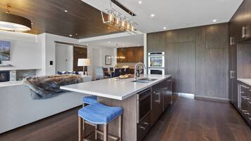 Apartamento em Condomínio Fechado, 3 quartos | Cozinha privada | Um frigorífico, um forno, uma cafeteira/bule, uma torradeira