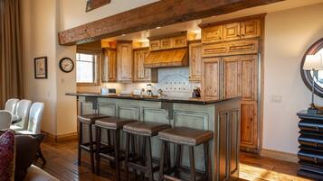 Apartamento em Condomínio Fechado, 5 quartos | Bar (no alojamento)