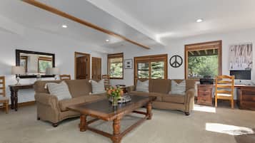 Casa, 6 quartos | Sala de estar | Smart TV