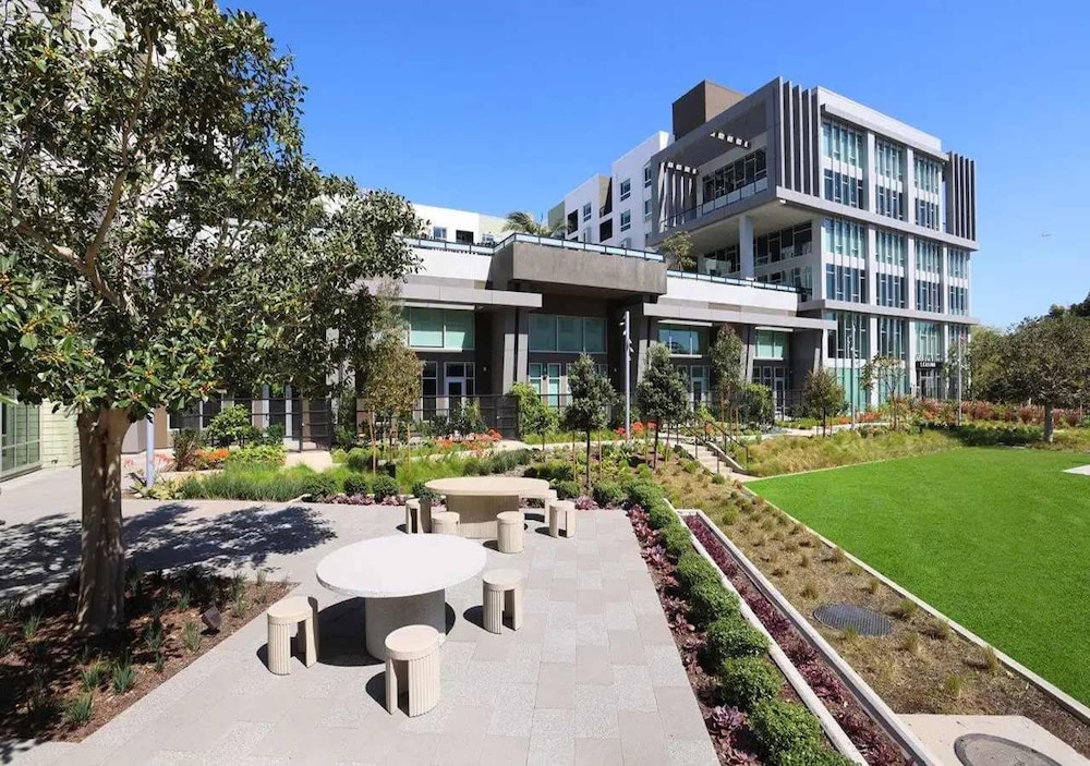 Sunlit Retreat 10 Min From Disneyland With Pool Gym - Santa Ana, CA