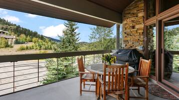 Apartamento em Condomínio Fechado, 4 quartos | Refeições ao ar livre