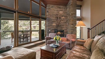 Apartamento em Condomínio Fechado, 4 quartos | Sala de estar | Smart TV