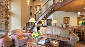 Apartamento em Condomínio Fechado, 4 quartos | Sala de estar | Smart TV