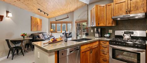 Condo, 3 quartos | Cozinha privada | Geladeira, fogão, cafeteira/chaleira, torradeira