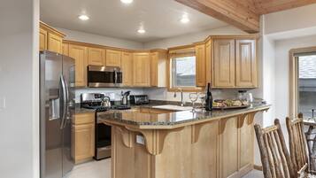 Apartamento em Condomínio Fechado, 3 quartos | Cozinha privada | Um frigorífico, um forno, uma cafeteira/bule, uma torradeira