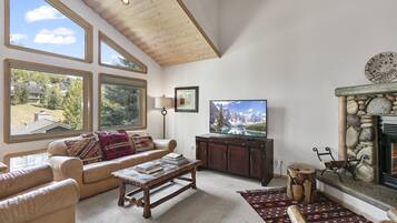 Apartamento em Condomínio Fechado, 3 quartos | Sala de estar | Smart TV