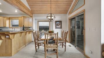 Apartamento em Condomínio Fechado, 3 quartos | Restaurantes