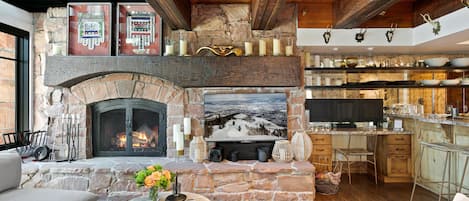 Condo, 4 quartos | Área de estar | Smart TV