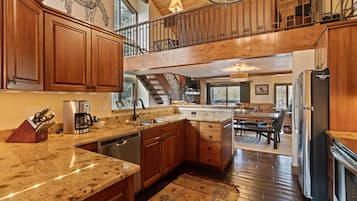 Apartamento em Condomínio Fechado, 3 quartos | Cozinha privada | Um frigorífico, um forno, uma cafeteira/bule, uma torradeira