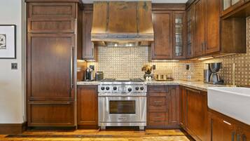 Apartamento em Condomínio Fechado, 2 quartos | Cozinha privada | Um frigorífico, um forno, uma cafeteira/bule, uma torradeira