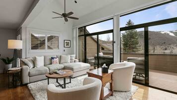 Apartamento em Condomínio Fechado, 3 quartos | Sala de estar | Smart TV