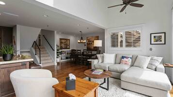 Apartamento em Condomínio Fechado, 3 quartos | Sala de estar | Smart TV