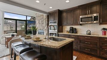 Apartamento em Condomínio Fechado, 3 quartos | Cozinha privada | Um frigorífico, um forno, uma cafeteira/bule, uma torradeira