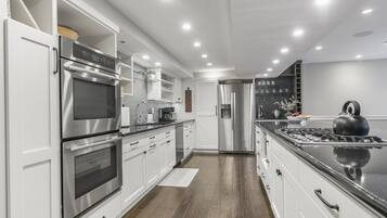 Apartamento em Condomínio Fechado, 3 quartos | Cozinha privada | Um frigorífico, um forno, uma cafeteira/bule, uma torradeira