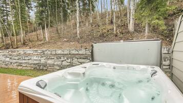 Apartamento em Condomínio Fechado, 3 quartos | Banheira de hidromassagem exterior