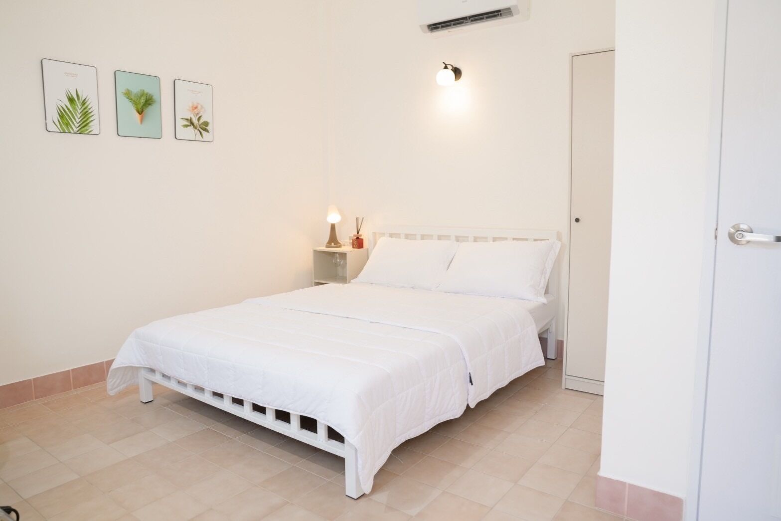 Quarto Standard | Secretária, cortinas/cortinados opacos, ferro/tábua de engomar 