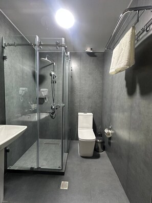 Quarto casal standard | Banheiro | Chuveiro, secador de cabelo, toalhas de banho, sabonete