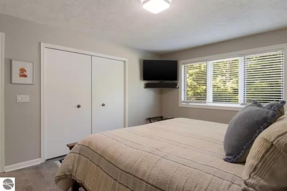 2br Escape Torch Lake Views Golf 755 - Michigan