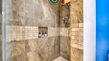 Apartamento em Condomínio Fechado, 1 cama king-size (Residences by Pinnacle 207) | Casa de banho | Toalhas fornecidas
