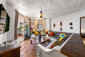 Condo, várias camas, acesso à piscina, vista para o oceano (304-VistadelSol) | Área de estar