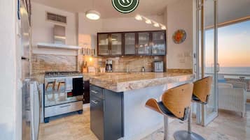 Apartamento em Condomínio Fechado, várias camas, acesso à piscina (Las Peñas de Teresa 303) | Cozinha privada