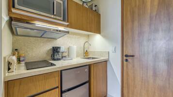 Apartamento, 1 cama king-size, cozinha, vista para a piscina (Residences by Mio) | Cozinha privada | Mesas de jantar