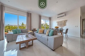 Apartamento, várias camas, sacada (Grand Trianon 405) | Área de estar