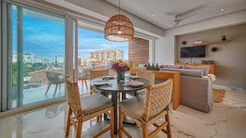 Apartamento em Condomínio Fechado, 1 cama king-size e sofá-cama, vista para o oceano (Dsire 402) | 1 quarto, com decoração personalizada, com mobília individualizada