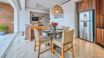 Condo, 1 cama King e sofá-cama, banheira de imersão, vista para o oceano (Dsire 402) | Parte interna