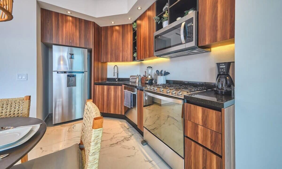 Apartamento em Condomínio Fechado, 1 cama king-size e sofá-cama, vista para o oceano (Dsire 402) | Cozinha privada | Mesas de jantar 