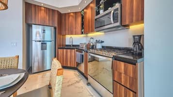 Apartamento em Condomínio Fechado, 1 cama king-size e sofá-cama, vista para o oceano (Dsire 402) | Cozinha privada | Mesas de jantar