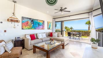 Apartamento, várias camas, pátio, vista para o oceano (Alegranza 101) | Sala de estar | Televisor de ecrã plano de 42 polegadas com canais digitais